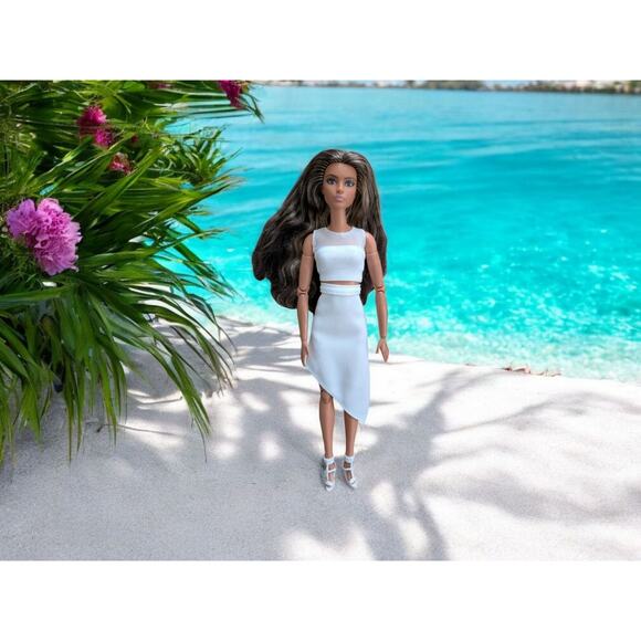 Barbie | Toys | Barbie Signature Looks Model Gtd89 Brunette Wavy Hair ...